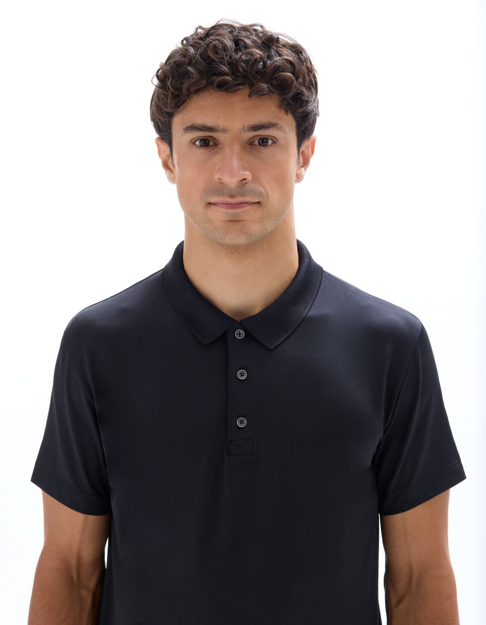 Polo regular de tejido técnico - negro | celio be normal